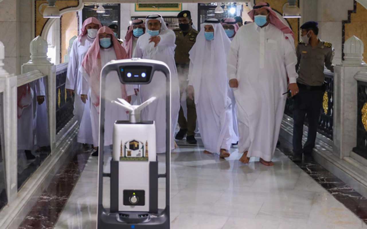 Saudi deployed 11 smart robots to sanitize Grand Mosque during Hajj ...