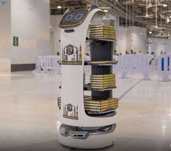 Robots distribute copies of the Quran to Hajj pilgrims. | islamtics