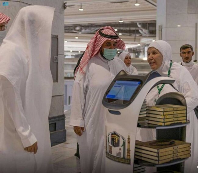 Robots distribute copies of the Quran to Hajj pilgrims. | islamtics