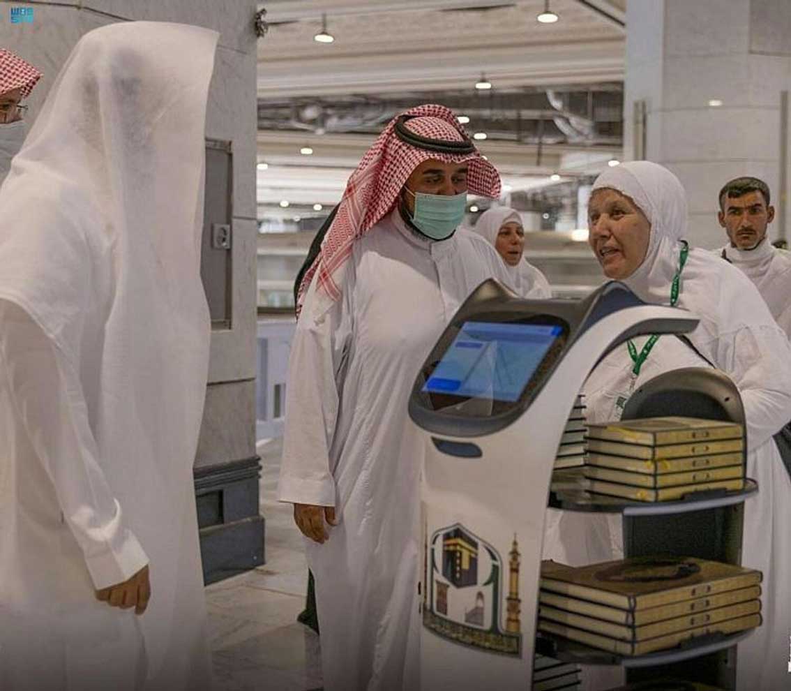 Robots distribute copies of the Quran to Hajj pilgrims. | islamtics